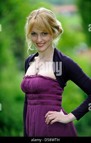 Schauspielerin Natalie Alison stellt im Schlosspark von Vagen Palace in ...