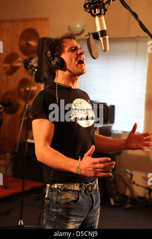 Oliver Meister (Meister) von der Band "Betontod" das neue Album mit dem ...