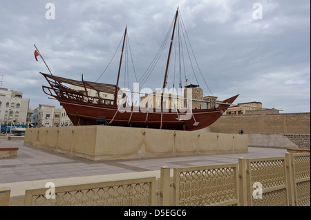 Ein altes traditionelles arabisches Boot (dau) vor Dubai Museum, Dubai ...