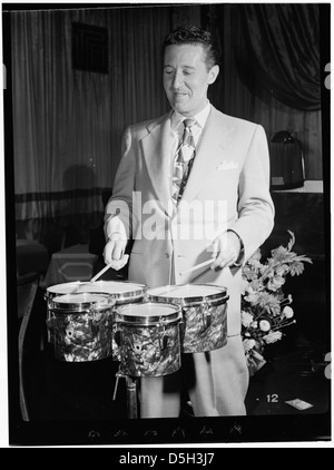 Dieses Porträt von Ray McKinley, das im Januar 1947 im Century Room des ...
