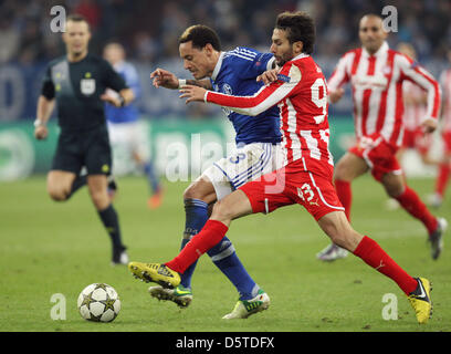 Schalke Jermaine Jones (L) und Olympiakos Djamel Abdoun wetteifern um ...