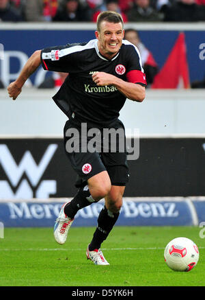 Der Frankfurter Alexander Meier spielt den Ball in der Bundesliga ...