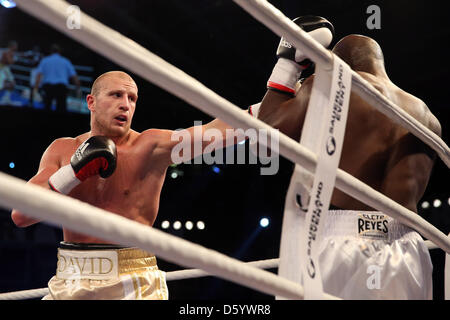 Kongolesischen Cruisergewicht Boxer Blanchard Kalambay (R) ist von deutscher Boxer David Graf ...