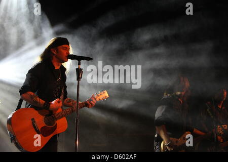 Nic Maeder, lead-Sänger der Schweizer Band Gotthard auf der Bühne am ...