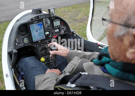 Glider pilot Hans-Werner Grosse sitzt in seinem Gleiter "Eta" auf dem ...