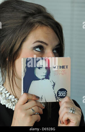 Dpa-exklusiv - Sängerin Elisa Schmidt (Alias SCHMIDT) aus Berlin stellt ...