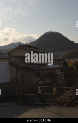 Dieses Foto zeigt einen Zug auf der Kabe-Linie in Nord-Hiroshima, Japan ...