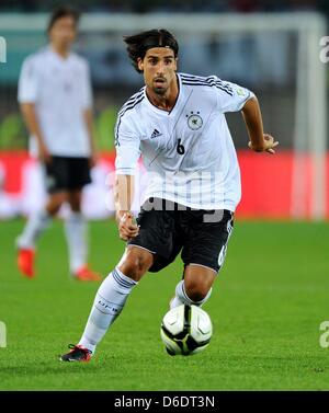 Deutschlands Sami Khedira spielt den Ball während der internationalen ...