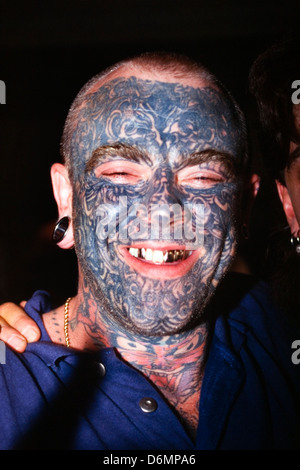 Mann mit Tattoos und Piercings an Dunstable Tattoo und Body piercing ...