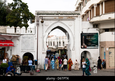 Marokko, Tanger Tetouan Region, Tanger, Medina und Strand, gesehen von ...