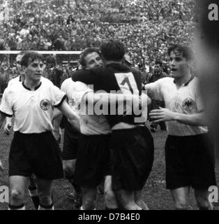 Deutschen Torwart Toni Turek (l) taucht vergeblich für den Ball während ...