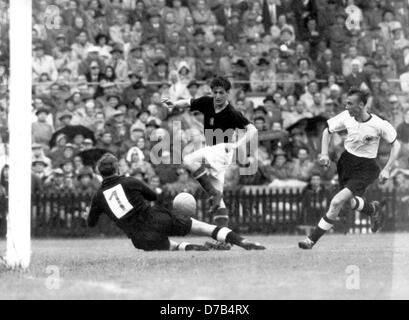 Deutschen Torwart Toni Turek (l) taucht vergeblich für den Ball während ...