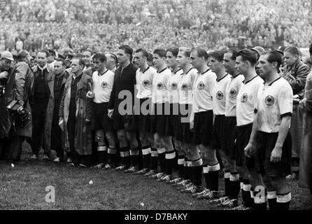 Deutschen Torwart Toni Turek (l) taucht vergeblich für den Ball während ...