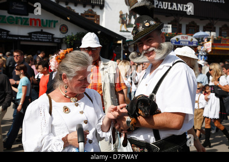 Deutschland, Bayern, München, Oktoberfest, Menschen in traditioneller ...