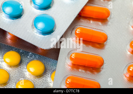 Bunte Pillen im Blister verpackt Stockfoto, Bild: 62399075 - Alamy
