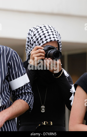 Junge araberin mit traditionellem islamischen Hijab-Schal, die ...