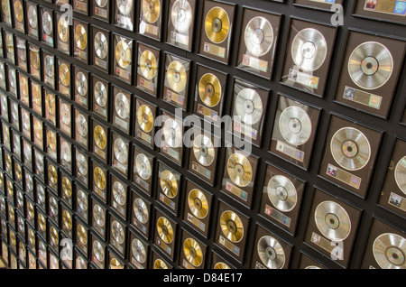 Eine Wand aus goldenen Schallplatten an die Country Music Hall Of Fame ...