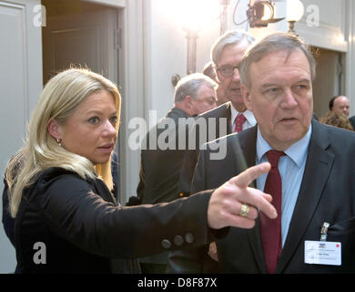 Bundesverteidigungsminister Volker Rühe schmückt Hartmut Bagger ...