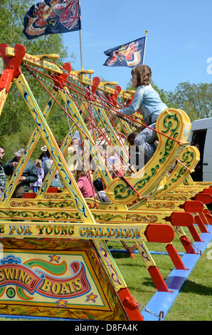 Traditionelle Schiffschaukel mit Kindern Stockfotografie - Alamy