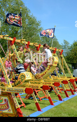 Traditionelle Schiffschaukel mit Kindern Stockfotografie - Alamy