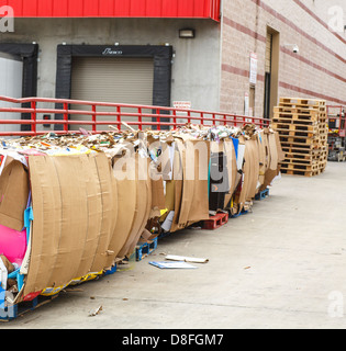 Bunten Karton gebündelt für das recycling Stockfotografie - Alamy