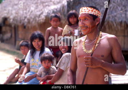 Regen Sie Mayoruna indische Kinder - Amazonasbecken - spielen im ...