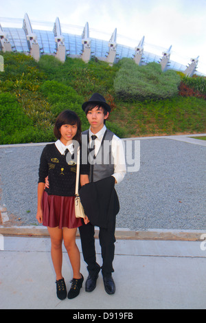 Teenager-Mädchen und jungen verkleidet für ihre weiterführende Schule Abschlussball ...