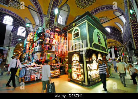 Orientalischer Kiosk im Großen Basar in Istanbul in der Türkei im Nahen ...