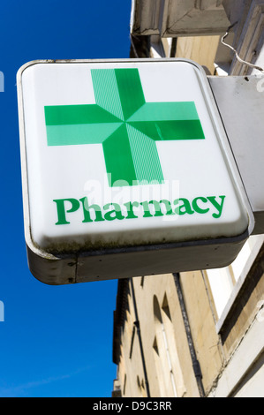 Apotheke-Schild mit Logo und grünes Kreuz Stockfoto, Bild: 26001075 - Alamy