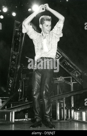 DEPECHE MODE UK-pop-Gruppe im November 1984 von l: Alan Wilder, Martin Gore, David Gahan, Andy ...