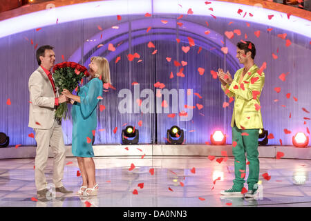 Sänger Kurt Elsasser schlägt seine Freundin auf der Bühne während der ...