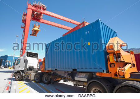 Kran mit Trichter zum Beladen von LKW in einem Hafen Stockfoto, Bild ...