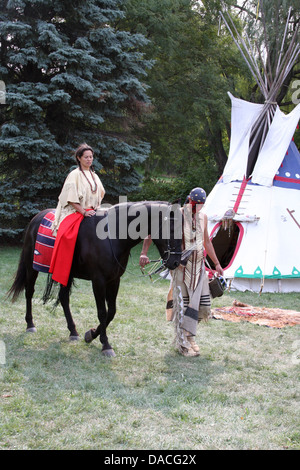 Native American Indian Mann zu Fuß Frau auf dem Rücken der Pferde ...