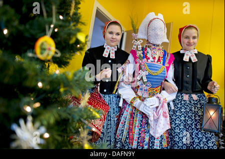 Die traditionell gekleideten sorbischen Christkind mit Gesicht ...