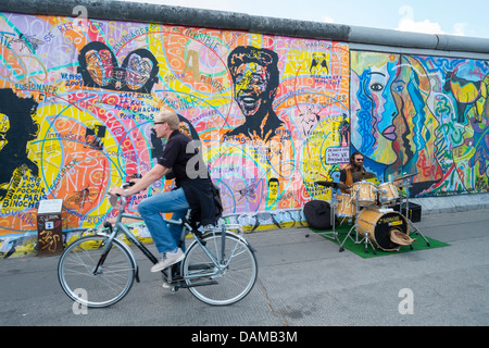 Musiker als Straßenmusikant auf Straße neben der Berliner Mauer an der ...