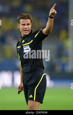 DORTMUND, DEUTSCHLAND - 6. AUGUST: Schiedsrichter Felix Brych beim ...