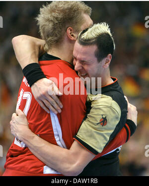 Pascal Hens (L) des deutschen Handball-Nationalmannschaft und seiner ...