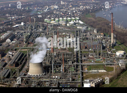 Riesige Öltanks sind auf dem Gelände der Shell Raffinerie in Godorf bei ...