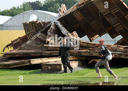 Leiter der Documenta 12, Roger Buergel (R) und Kuratorin Ruth Noack ...