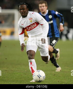 Stuttgart's Arthur Boka from Ivory Coast, right, and Moenchengladbach's ...
