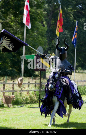 Ritter Eingabe einer mittelalterlichen Burg. Hand - farbige Holzschnitt ...