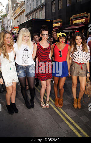 Emily, Sian, Jessica, Lauren und Bianca von Parade spielen und ...