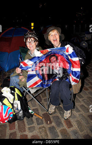 Baroness Ford (rechts) und Freund Royal fans super camping außerhalb ...