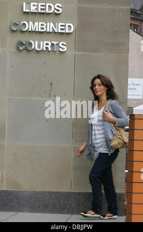 Blake Fielder–Civil Freundin Sarah Aspin mit einer Zigarette draußen ...