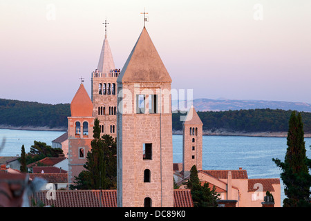 Vier Kirchtürme der Stadt Rab auf der Insel Rab, Kvarner, Kroatien ...