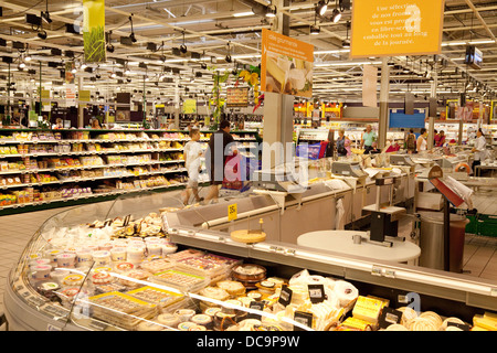 Menschen beim Einkaufen, des Innere des französischen Carrefour ...