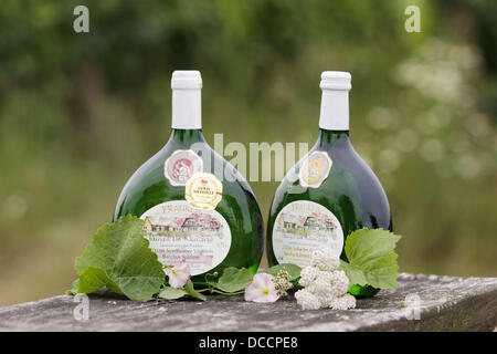 Wein-Stillleben - Bocksbeutel-Wein, Glas und Trauben, Kopie Räume ...