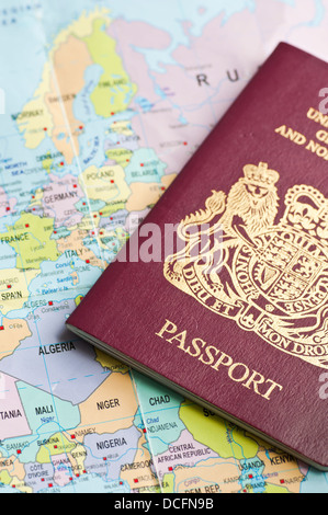 Britischen pass auf einer Weltkarte, konzeptionelle Bild. Dieser Paß ...