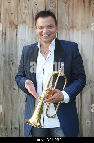 Österreichische Musiker Markus Wolfahrt posiert vor einem Open-Air ...