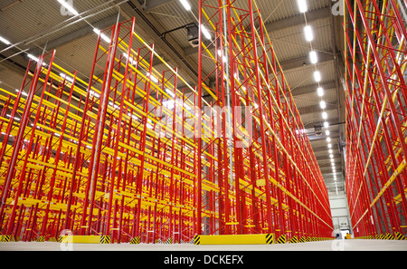 Riesiges Lagerhaus mit leeren Regalen im Inneren für Lagerung modernes ...